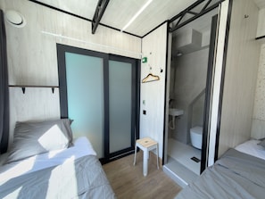 Quarto Twin Comfort, 2 camas individuais, casa de banho anexa, no rés do chão | Wi-fi grátis, roupa de cama fornecida 