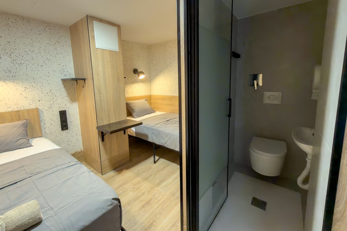 Quarto Twin Comfort, 2 camas individuais, casa de banho anexa | Casa de banho | Um polibã, toalhas fornecidas, sabão, champô 