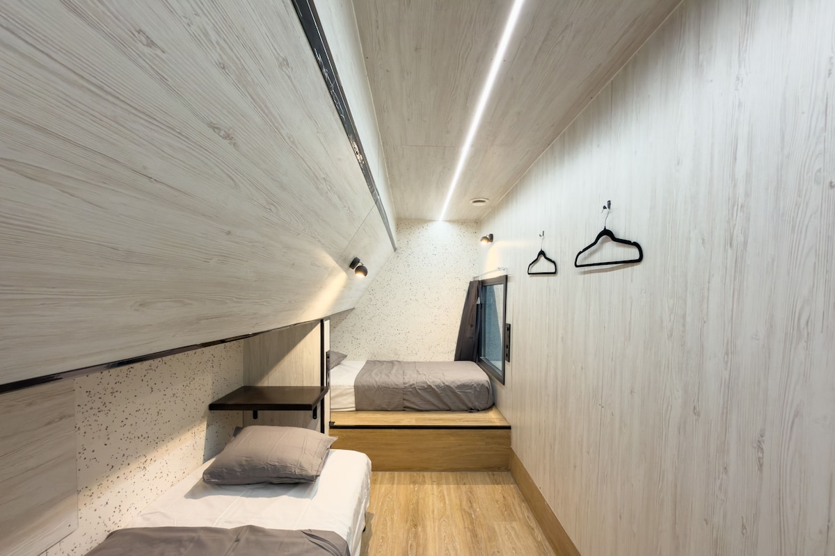 Quarto Twin Comfort, 2 camas individuais, casa de banho partilhada | Wi-fi grátis, roupa de cama fornecida 