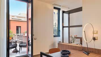 Um interior moderno com área de refeições, vista para a varanda externa e um espelho grande.