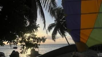 Perto da praia, praia de areia branca, bares na praia