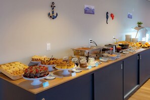 Buffet com diversas opções de comida e um aviso sobre atenção aos detalhes.