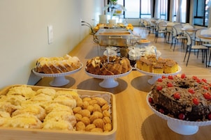 Buffet com diversos doces e pâtisseries.