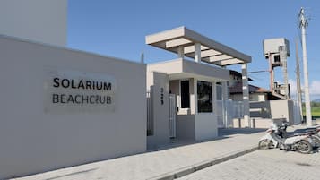 Um edifício com uma placa que diz 'SOLARIUM BEACH CLUB'.
