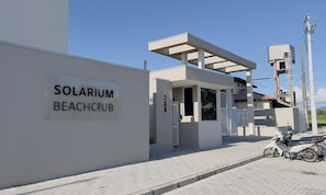 Um edifício com uma placa que diz 'SOLARIUM BEACH CLUB'.