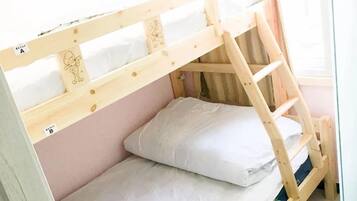Uma cama beliche com escada, travesseiro e etiqueta lateral.