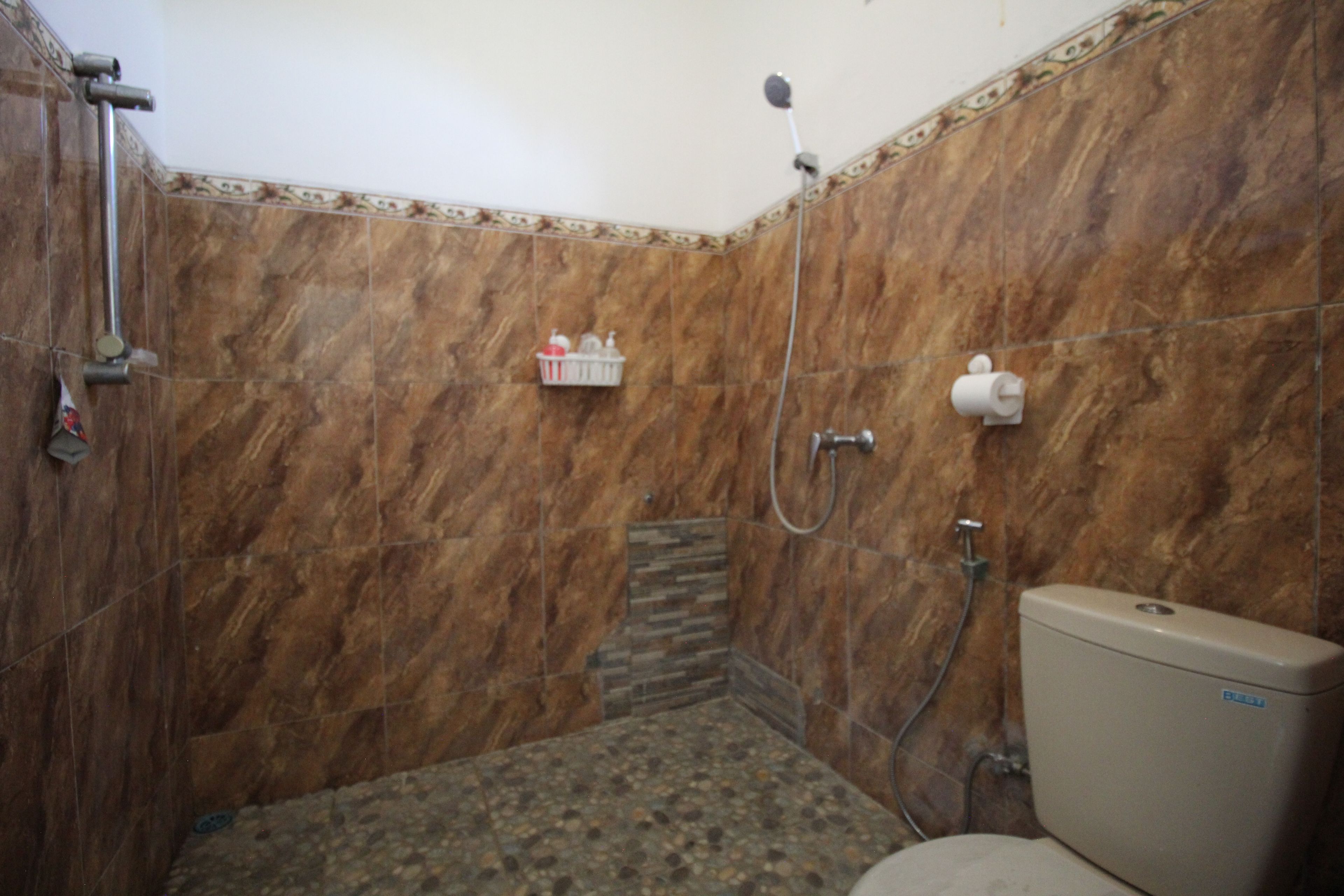 Quarto Duplo Básico, 1 cama de casal, não fumadores, pátio | Casa de banho | Um polibã, artigos de higiene pessoal grátis, toalhas fornecidas, sabão 