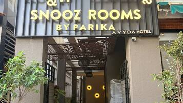 A entrada do SNOOZ ROOMS BY PARIKA AVYDA HOTEL, com um caminho que leva à entrada.