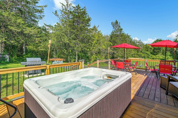 Private Hot Tub & Sauna! 4-acre Athens Oasis - Hudson, NY