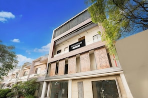 Edifício de vários andares com placa indicando que é um serviço corporativo.