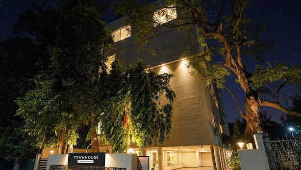 Um edifício moderno com uma placa mostrando 'TOWNHOUSE' e 'Farmpady Stertford'.