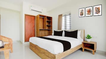 Quarto moderno com cama de madeira, guarda-roupa, mesa de cabeceira com uma planta e janela com persianas.