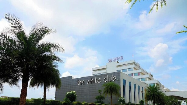 Um edifício moderno de hotel com uma placa que diz 'the white club'.