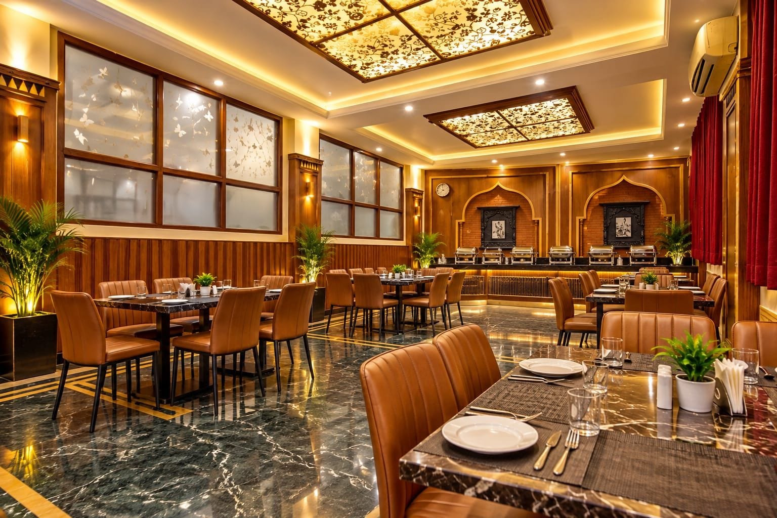 Ampla sala de jantar de hotel, com piso de mármore, painéis de madeira e área de bar central.