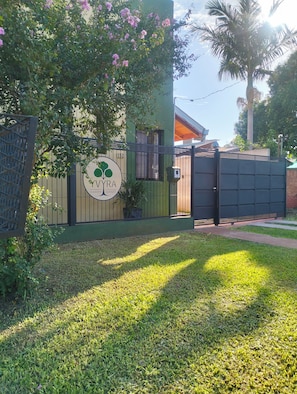 Propriedade murada com uma placa que diz 'WYRA Alijamiento Iguazú'.