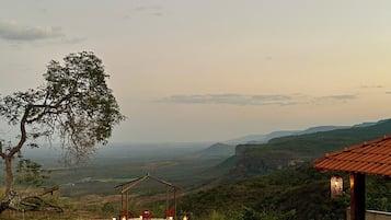 Piscina com vista para uma paisagem montanhosa.