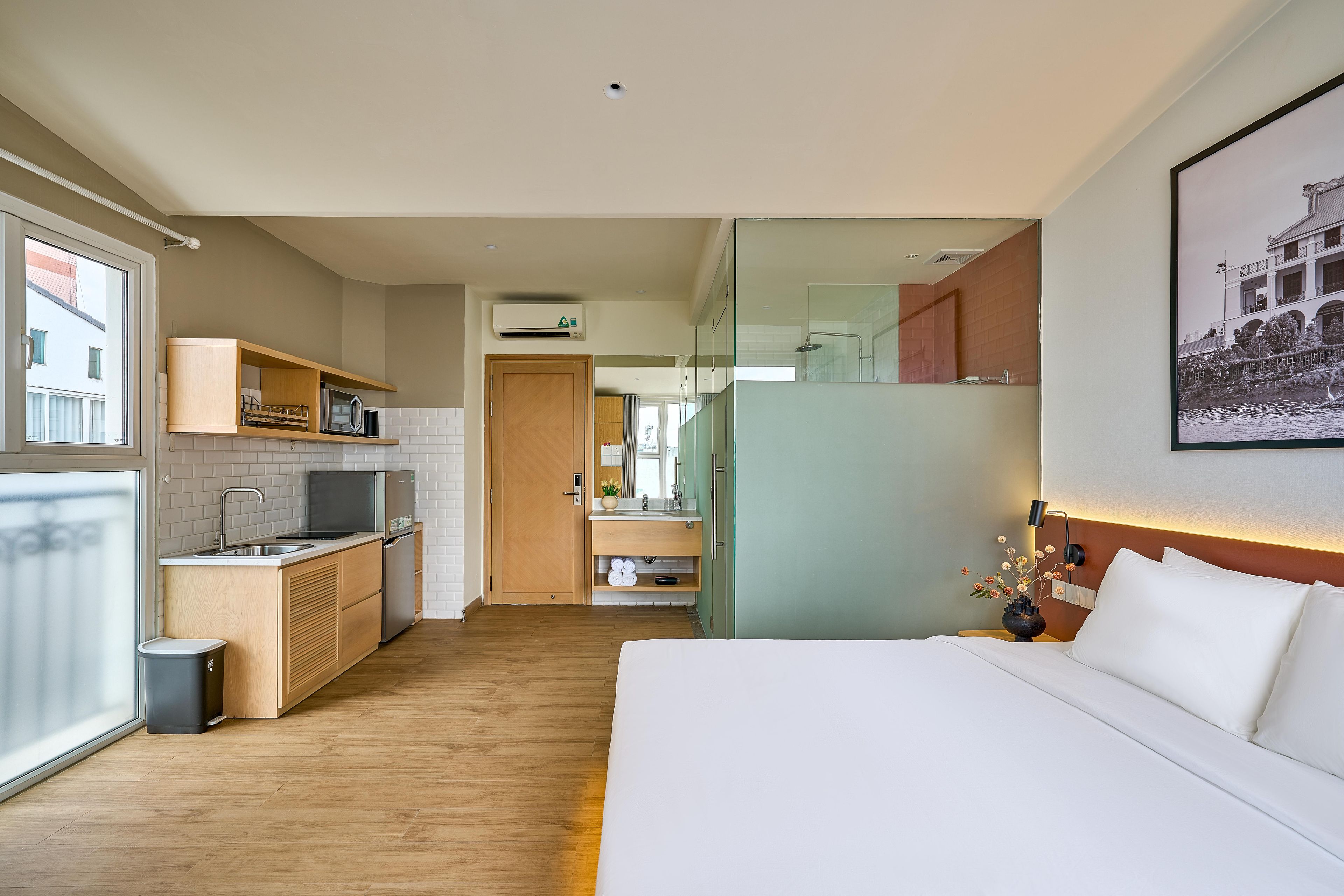 Quarto casal standard, vista para a cidade | Cofres nos quartos, escrivaninha, espaço de trabalho para notebook