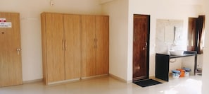 Quarto Quádruplo, vista para o jardim | Casa de banho | Um polibã, toalhas fornecidas, sabão, champô 