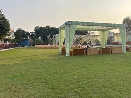 Espaço para eventos ao ar livre com área de estar coberta e cadeiras dispostas para o público.