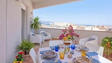 Apartamento, vista parcial para o mar | Opções para refeição ao ar livre