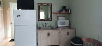 Quarto solteiro conforto, vista para o rio | Cozinha privada | Geladeira, micro-ondas, talheres/pratos/utensílios de cozinha