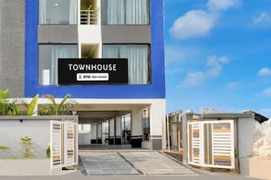 Uma casa geminada moderna com uma placa indicando que é administrada pela OYO.