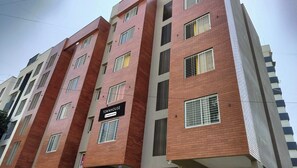 Edifício de vários andares com uma placa indicando que se trata de uma casa geminada com serviços para empresas.