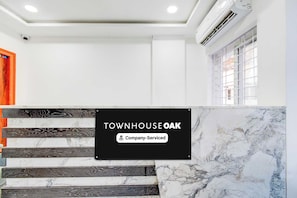 Placa indicando 'Townhouse Oak', propriedade com serviços da empresa.