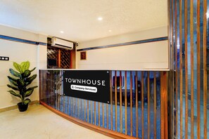 Uma área de recepção com uma placa que diz 'TOWNHOUSE Company Serviced'.