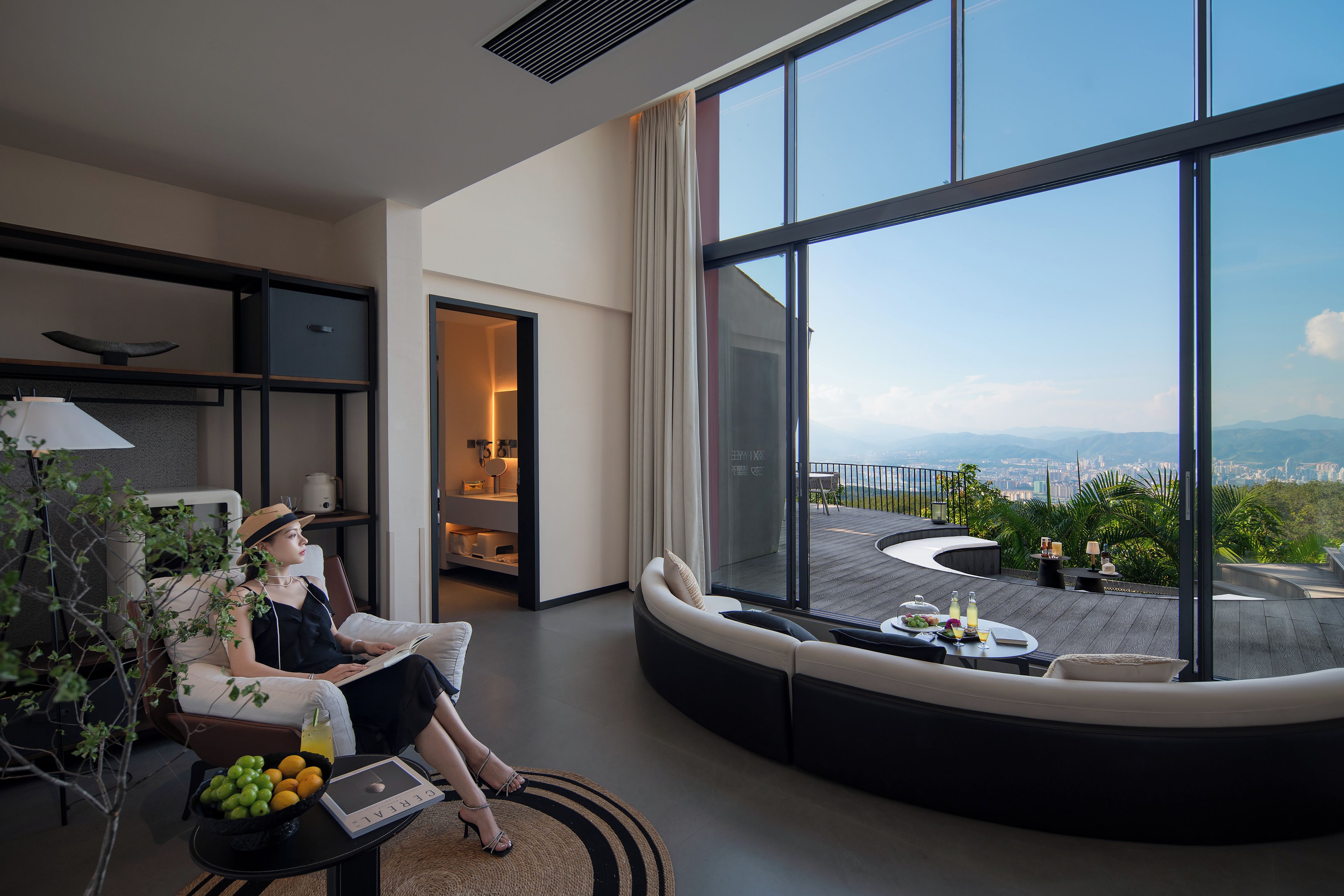 Interior moderno com uma grande janela com vista para a cidade.