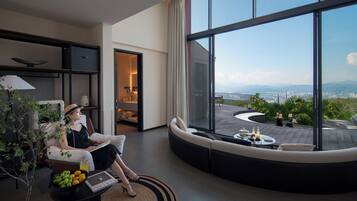 Interior moderno com uma grande janela com vista para a cidade.