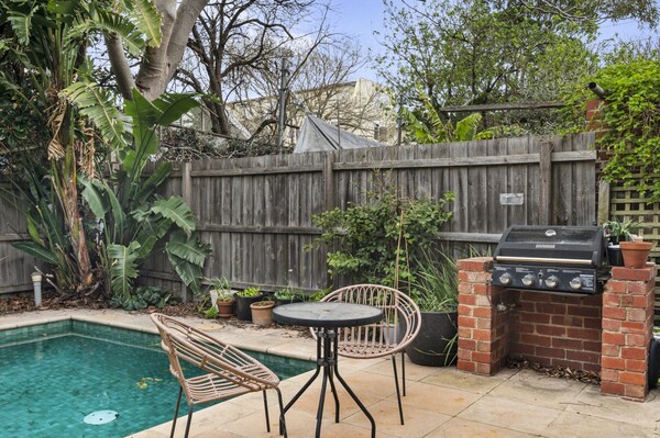Poolside Art Deco Apartment In St Kilda West - Melbourne