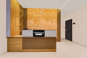 Uma mesa de recepção com uma placa indicando 'TOWNHOUSE Company Serviced'.