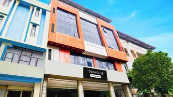 Um edifício com vários andares com uma placa indicando que se trata de uma casa geminada com serviços para empresas.