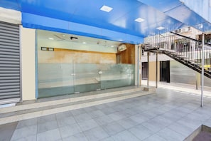 Interior moderno com fachada de vidro, escada e piso em mosaico.