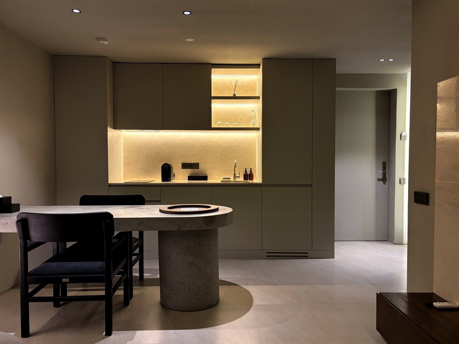 Uma cozinha moderna com ilha central, eletrodomésticos embutidos e design minimalista.