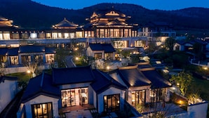 Um complexo de edifícios em estilo tradicional chinês, com diversas estruturas, incluindo um edifício imponente que lembra uma pagode.