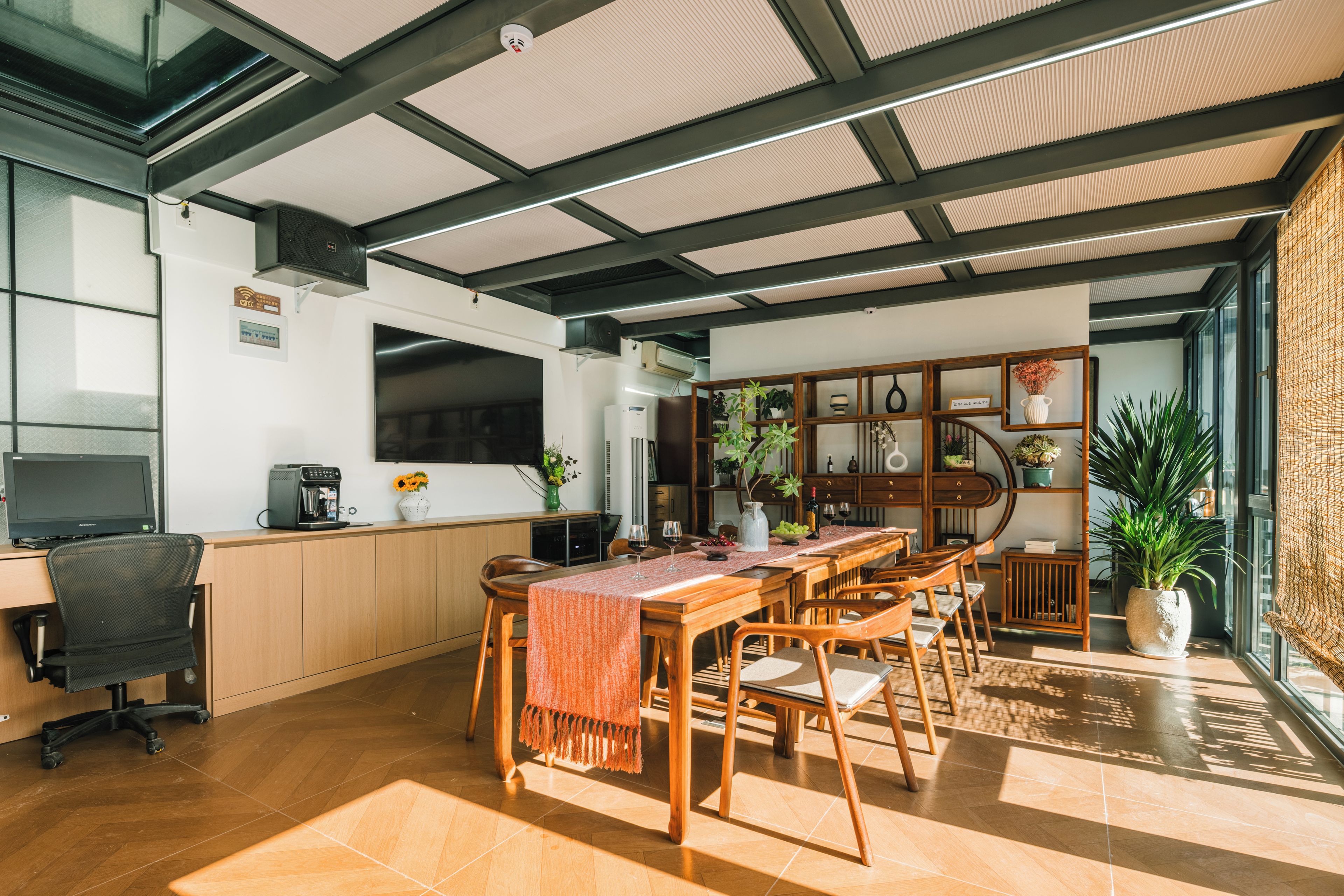 Cozinha moderna com área de jantar, mobiliário de madeira e uma janela grande.