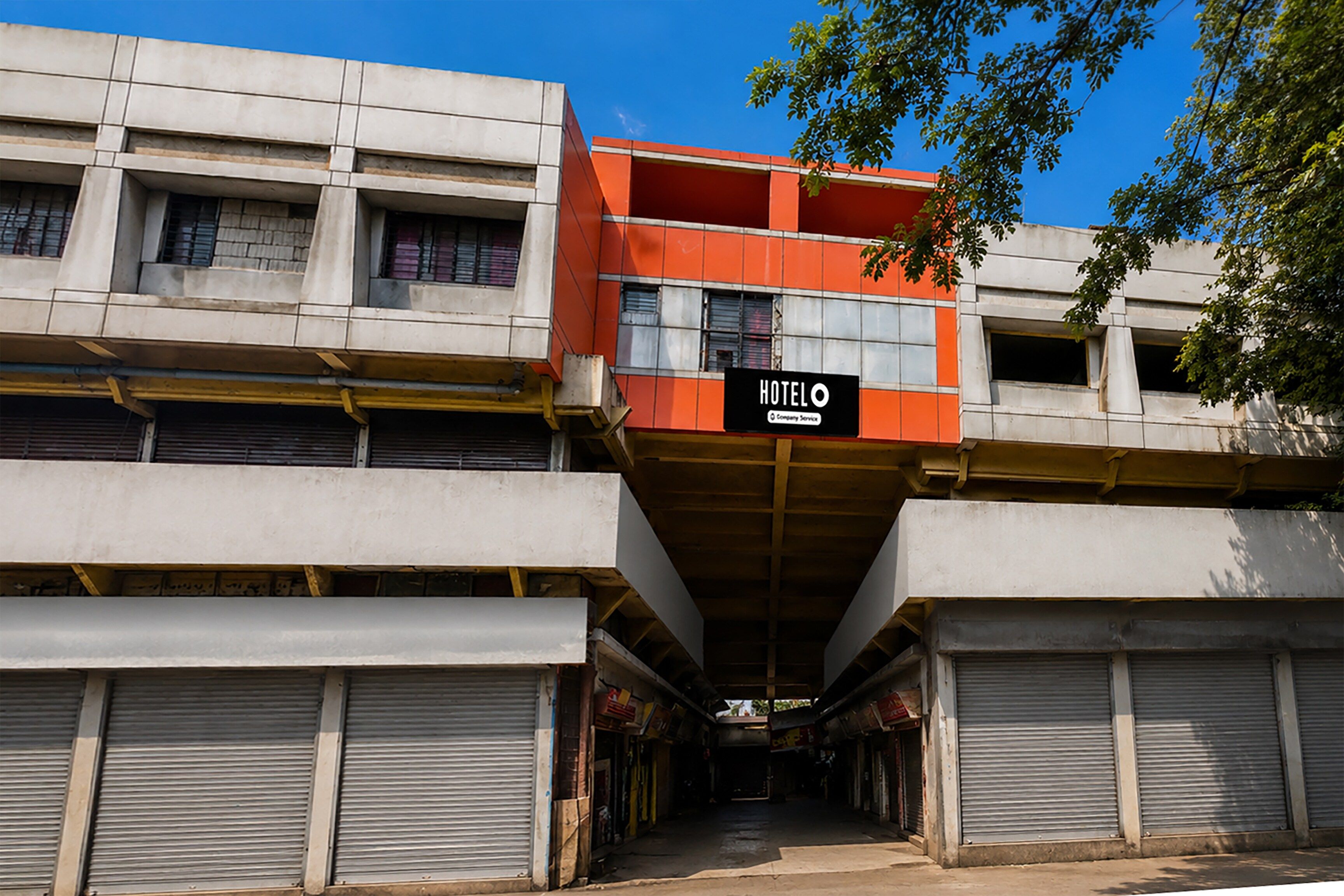 Edifício com placa indicando 'HOTEL', identificando um espaço comercial.