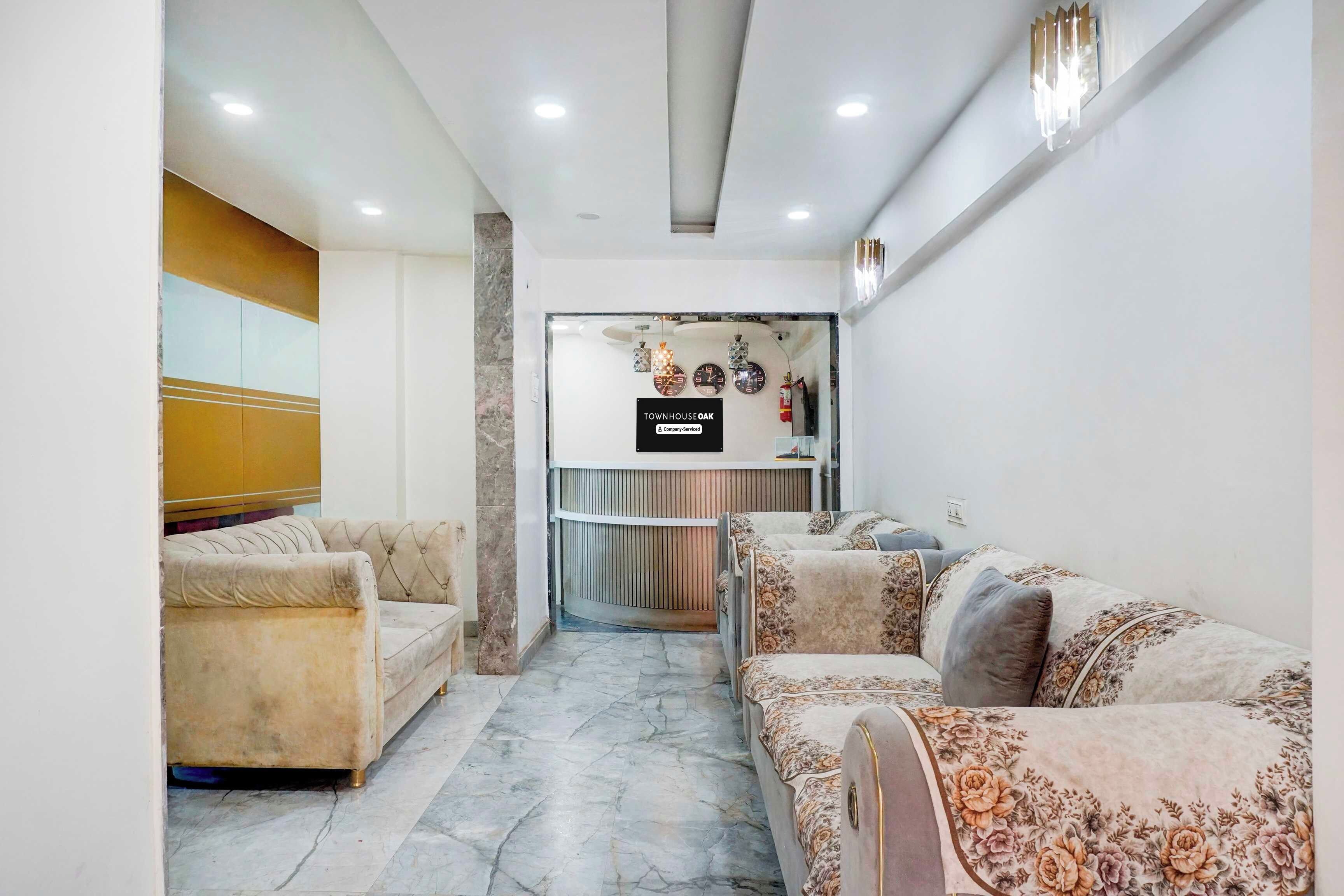Uma sala de estar moderna com um conjunto de sofás, televisão integrada e lareira.