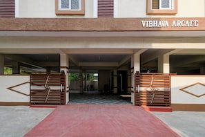 Entrada de um edifício com uma placa indicando 'VIBHAVA ARCADE'.