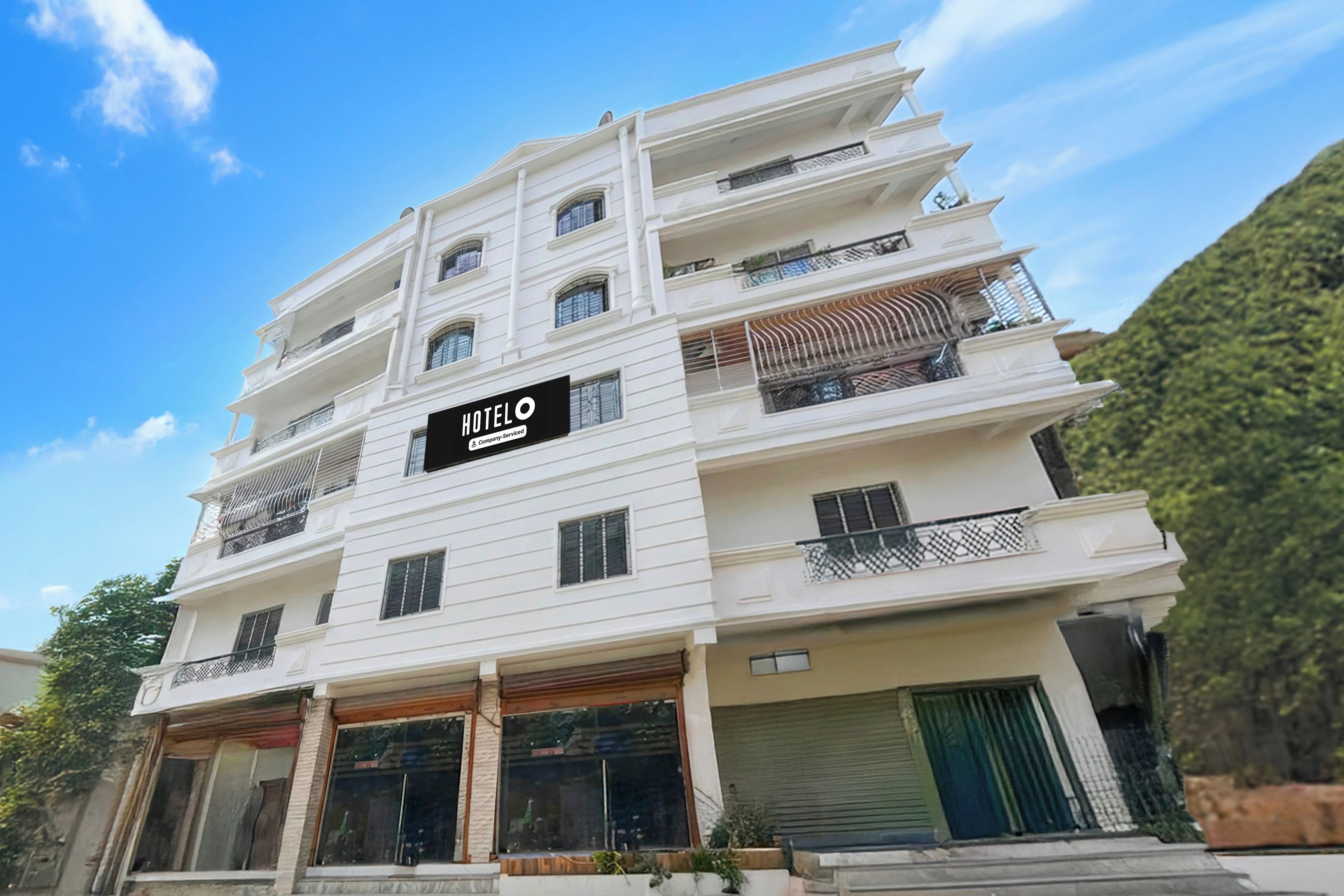Um hotel com vários andares e uma placa com a inscrição 'HOTEL'.