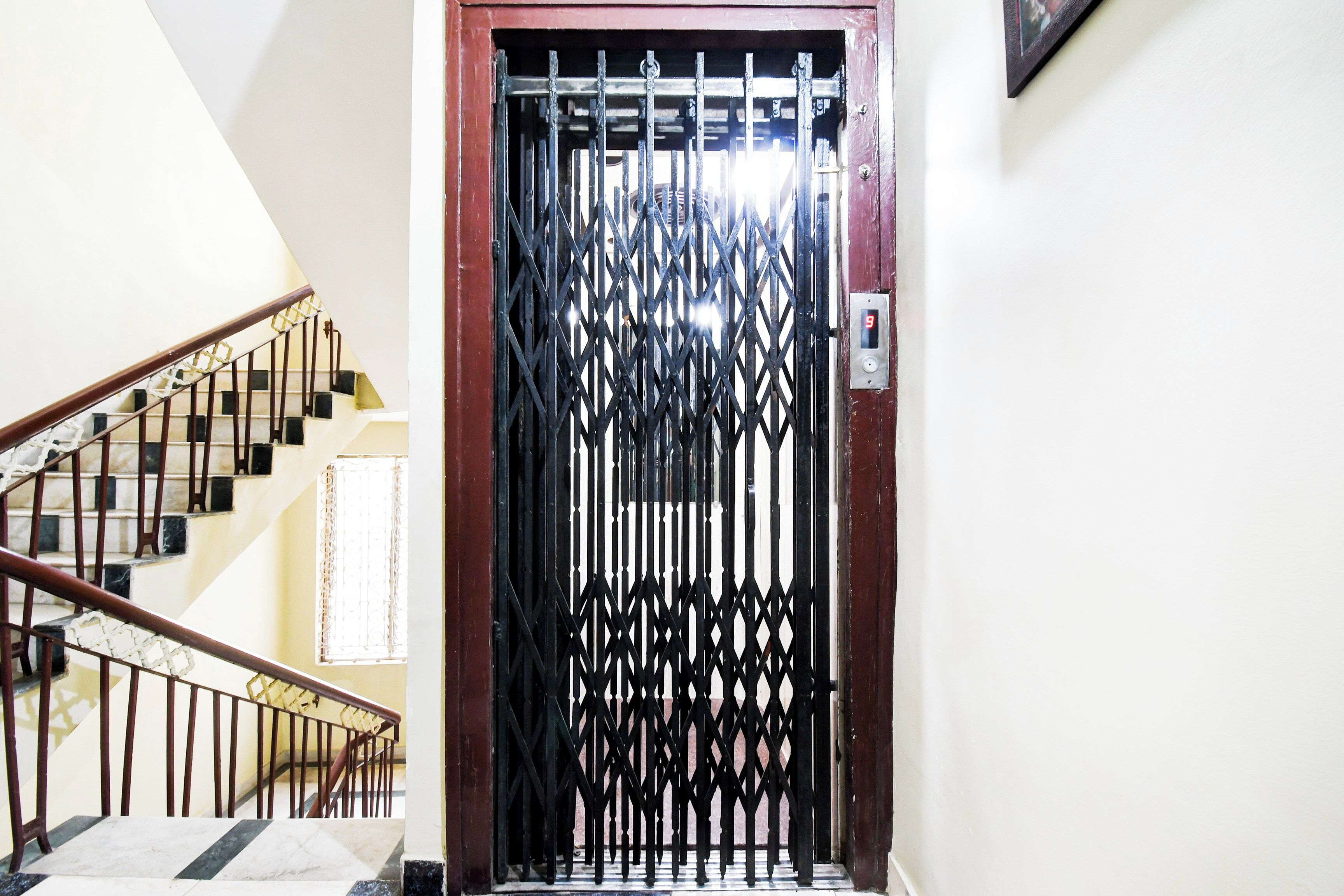 Uma escadaria com um portão de metal no topo.