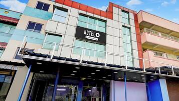 Hotel com placa indicando serviço corporativo.