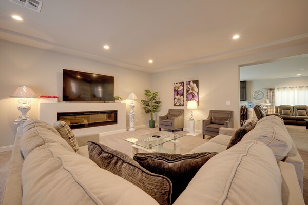 Multi-level Group Haven! 9 Mi To Allegiant Stadium - Las Vegas, NV