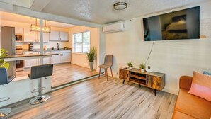 Um apartamento moderno com cozinha, sala de jantar e sala de estar.