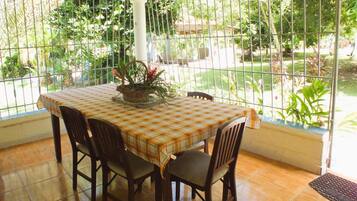 Casa Comfort, não fumadores, vista para o jardim | Refeições ao ar livre