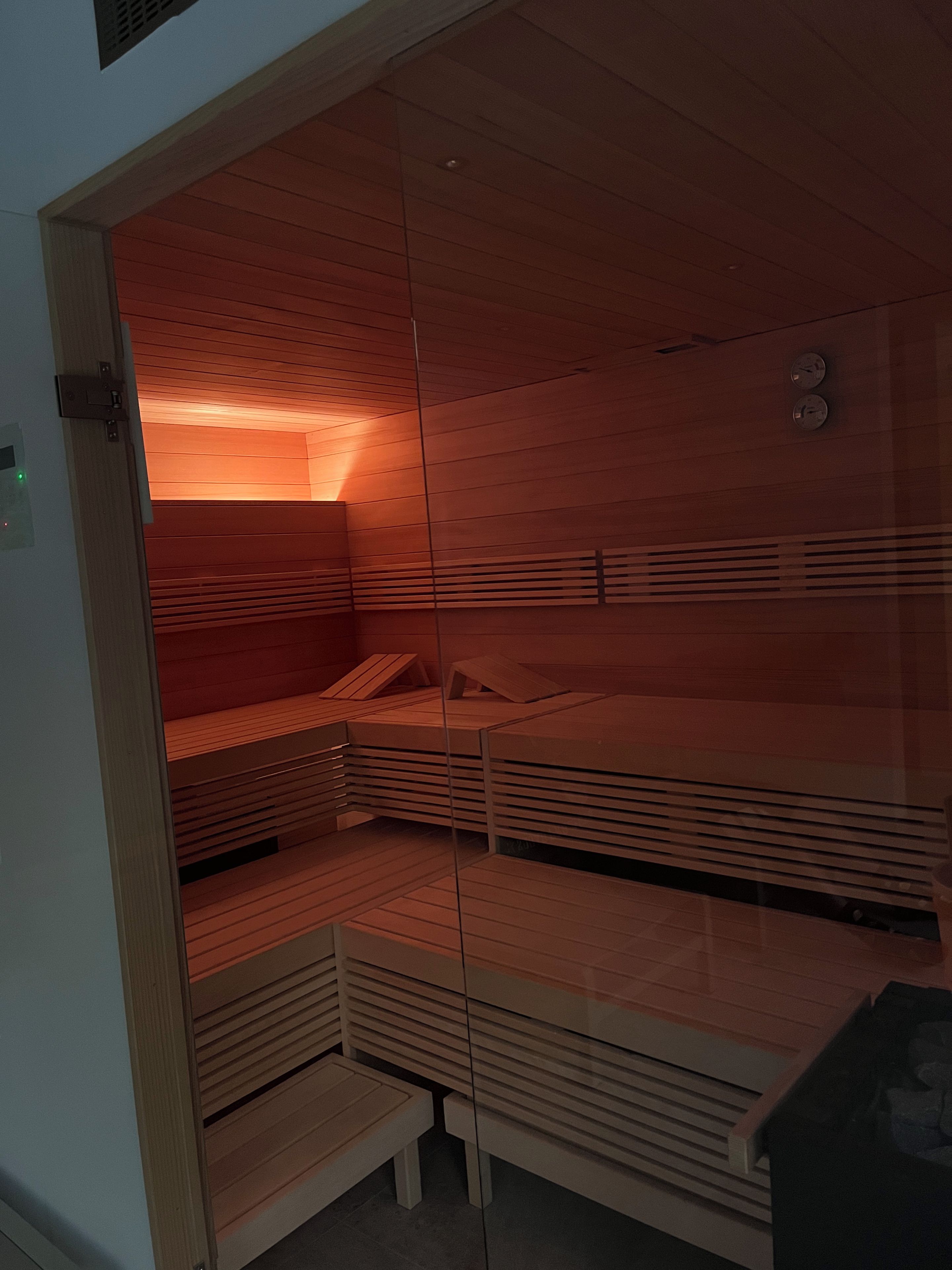 Uma sauna com bancos e teto de madeira.