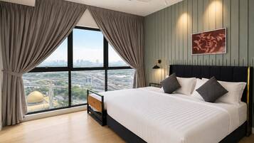 Quarto de hotel moderno com uma cama grande, vista para a cidade e um ventilador de teto.
