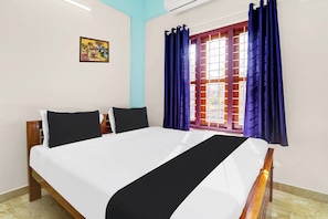 Quarto com cama, duas almofadas, mesa de cabeceira, janela com cortinas e um quadro na parede.